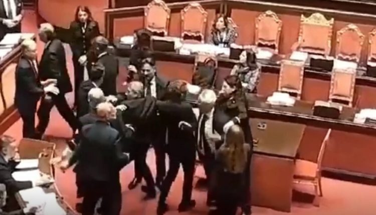 Baruffa in Senato. (Video) - BelvedereNews